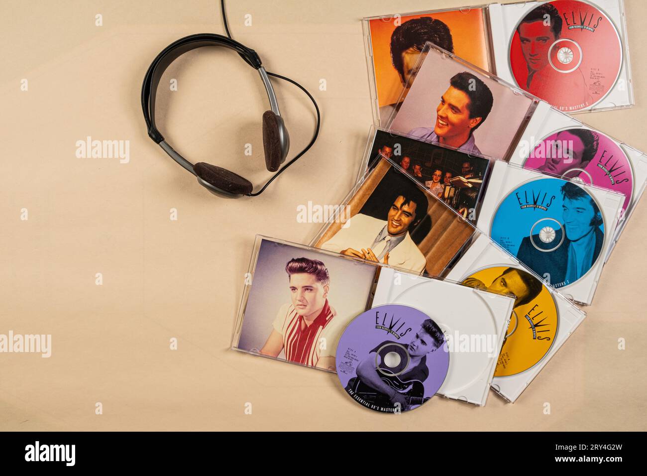 Elvis presley with headphones hi-res stock photography and images - Alamy