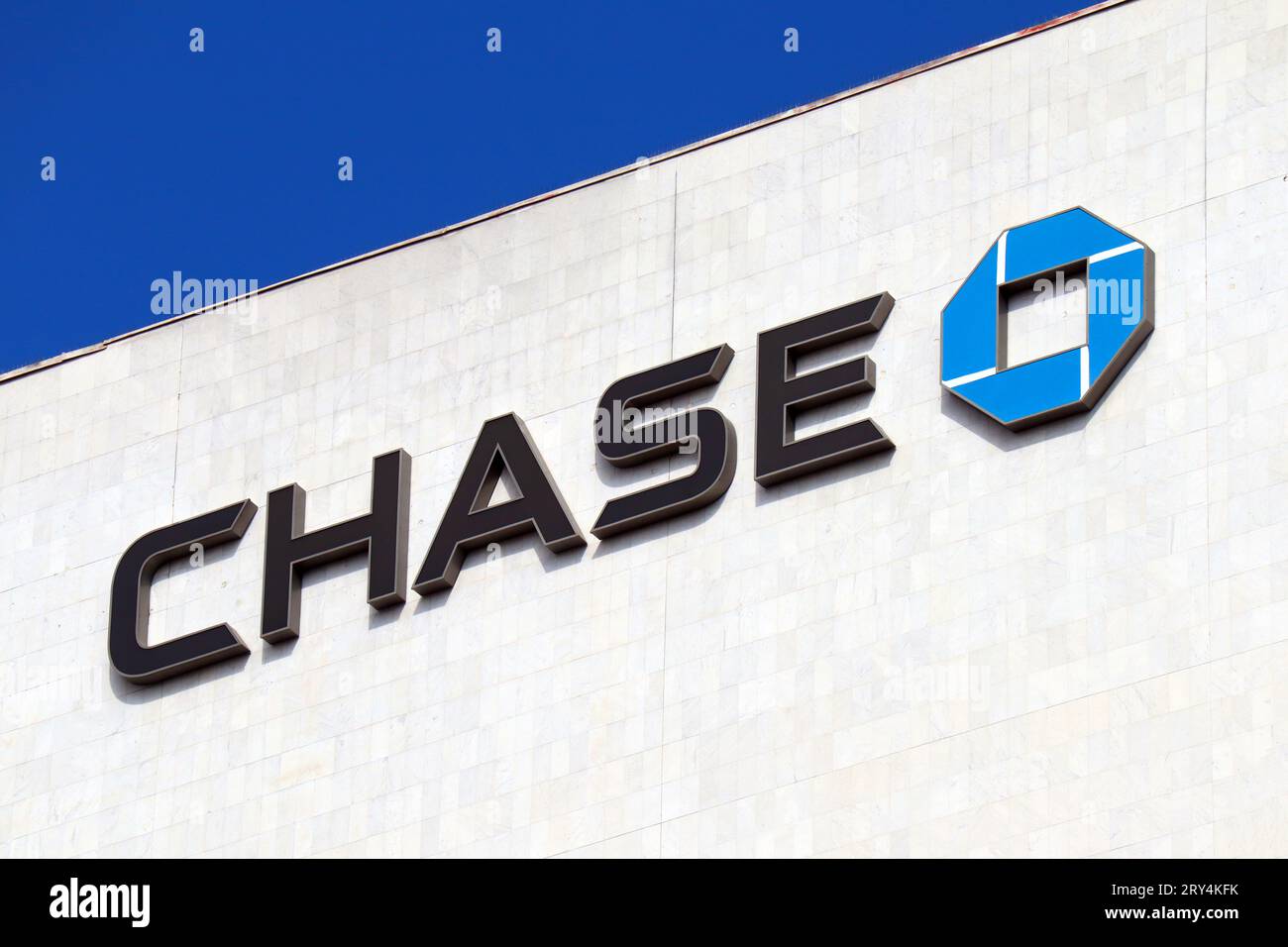 Chase bank branch sign logo hi-res stock photography and images - Alamy