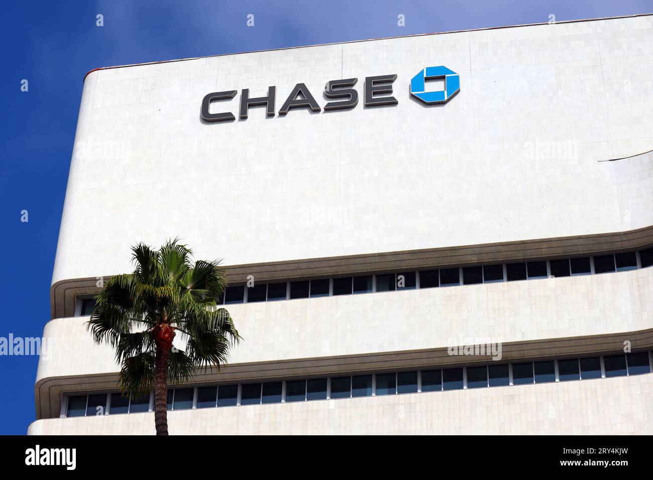 Chase bank branch sign logo hi-res stock photography and images - Alamy