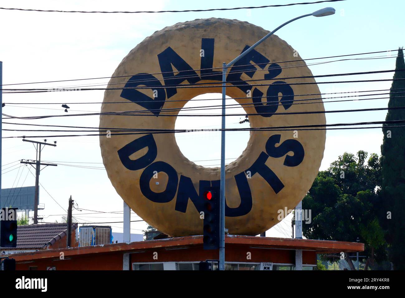 Compton (Los Angeles County), California: DALE'S DONUTS with a giant ...
