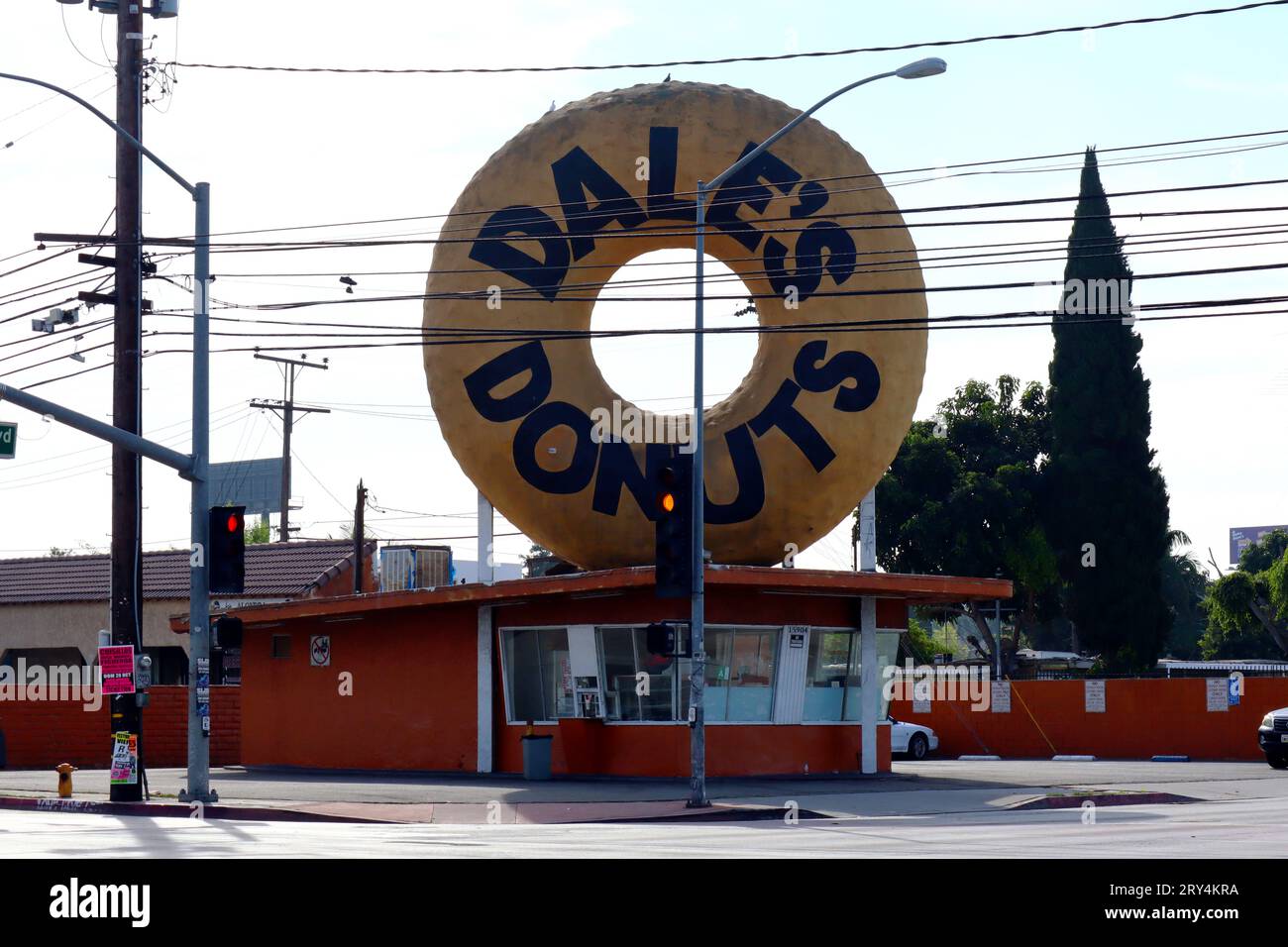 Compton (Los Angeles County), California: DALE'S DONUTS with a giant ...