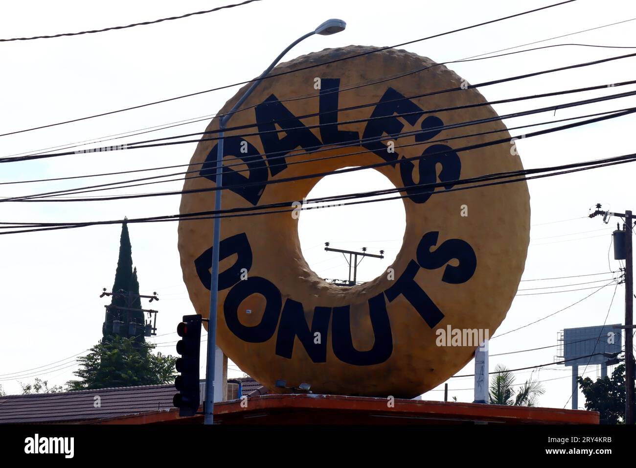 Compton (Los Angeles County), California: DALE'S DONUTS with a giant ...
