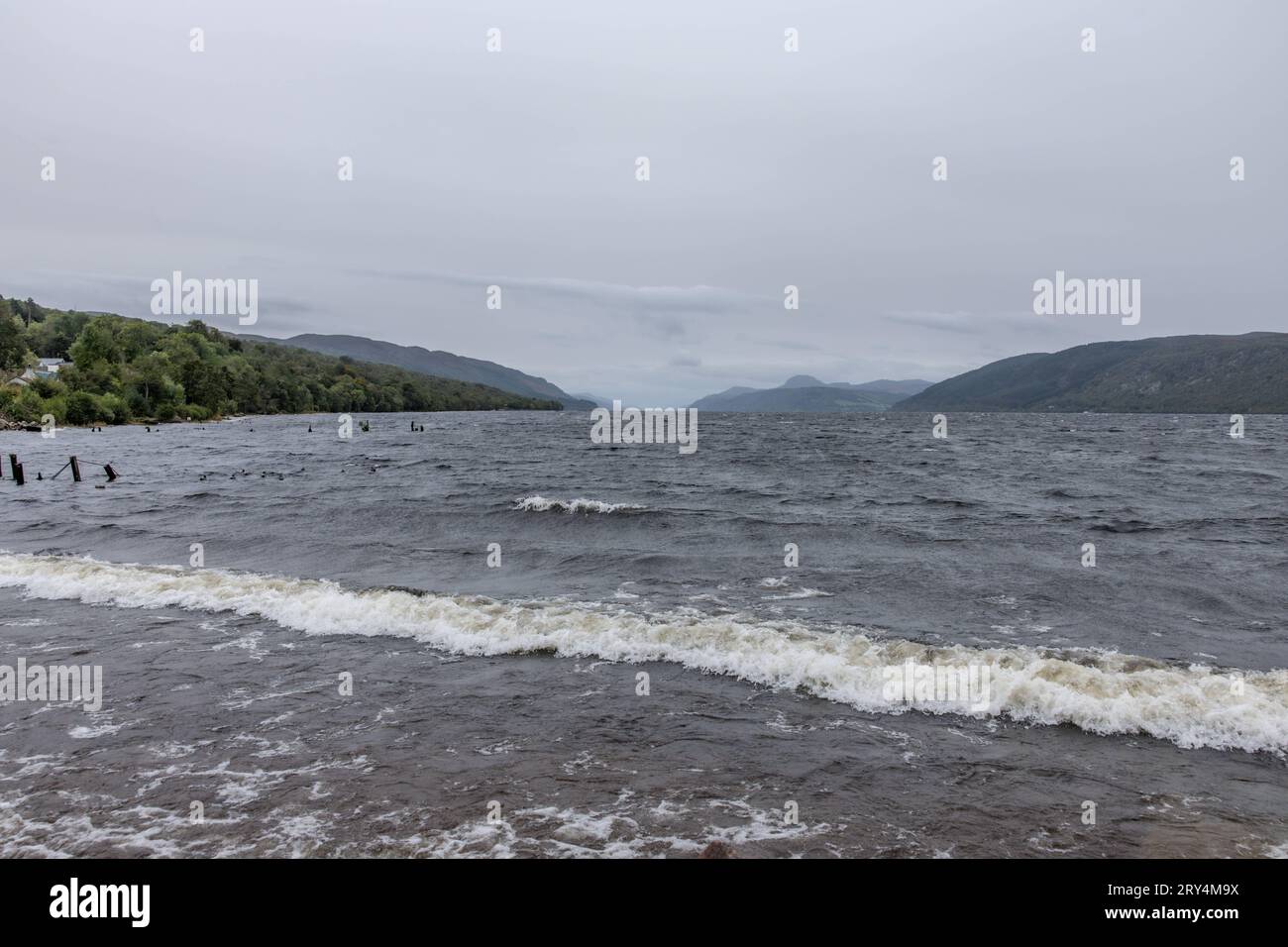 Der Strand Dores Beach am Ostufer von Loch Ness in Schottland ist ein ...