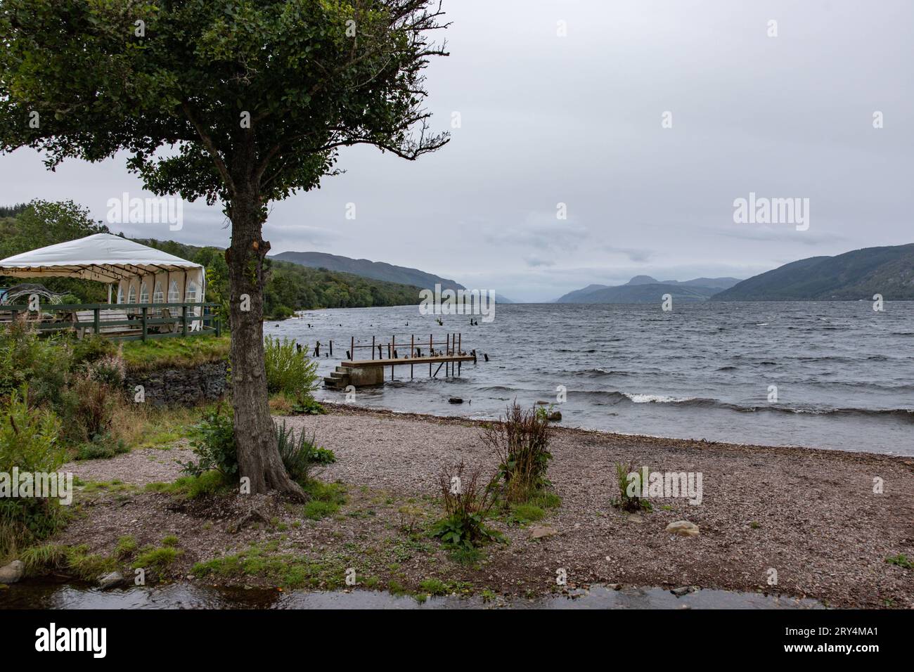 Der Strand Dores Beach am Ostufer von Loch Ness in Schottland ist ein ...