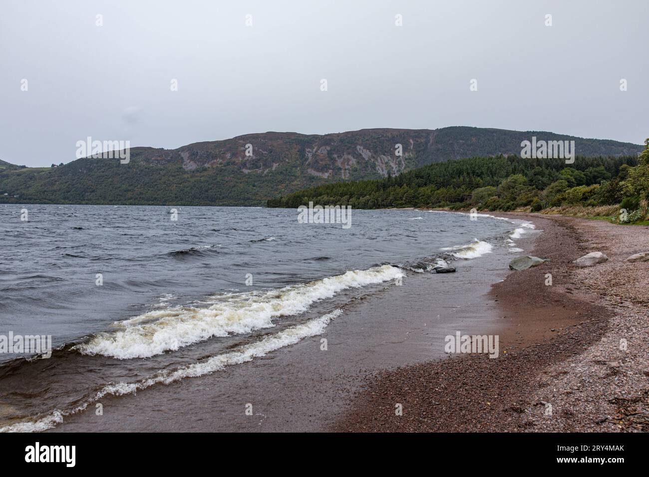 Der Strand Dores Beach am Ostufer von Loch Ness in Schottland ist ein ...