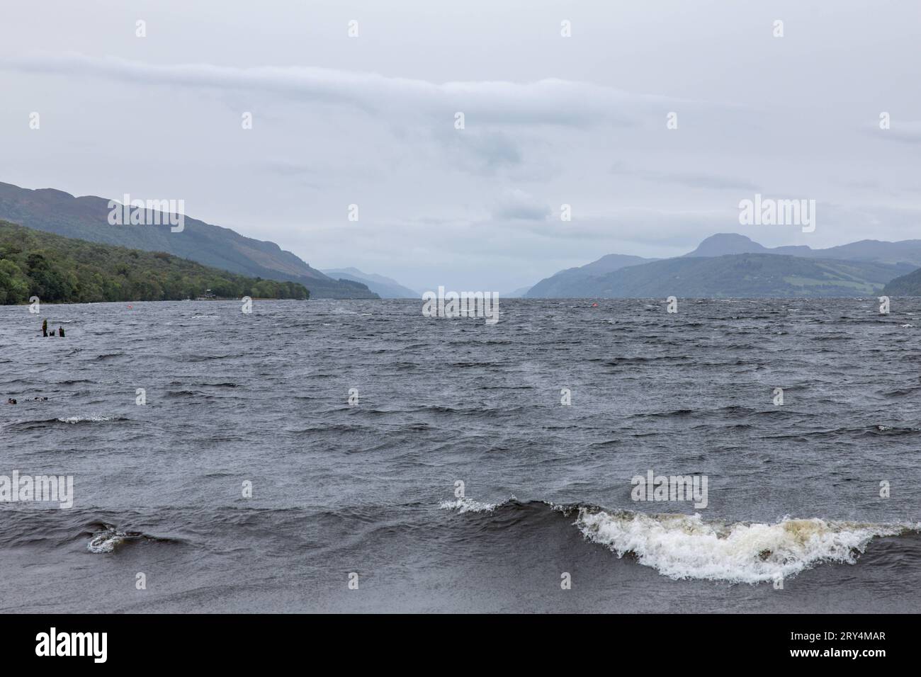 Der Strand Dores Beach am Ostufer von Loch Ness in Schottland ist ein ...