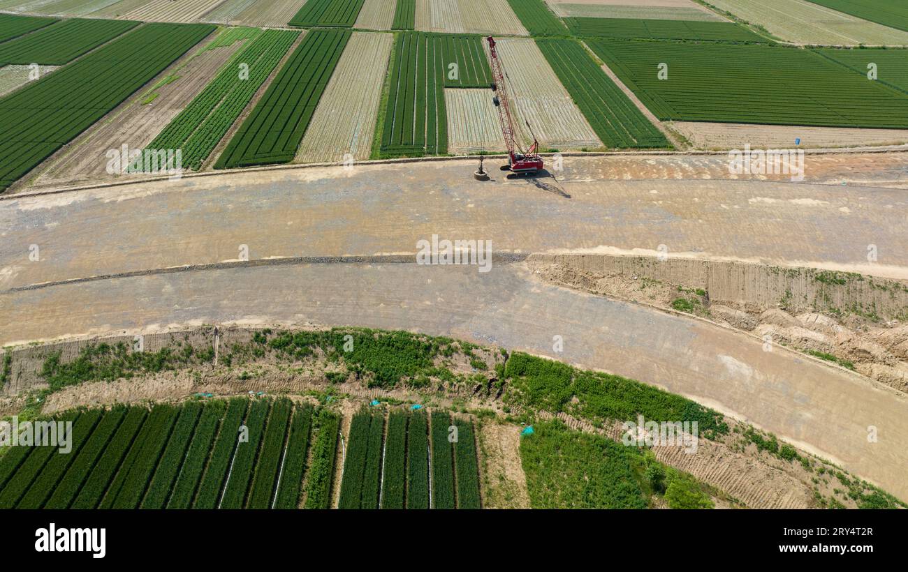Dynamic compaction hi-res stock photography and images - Alamy