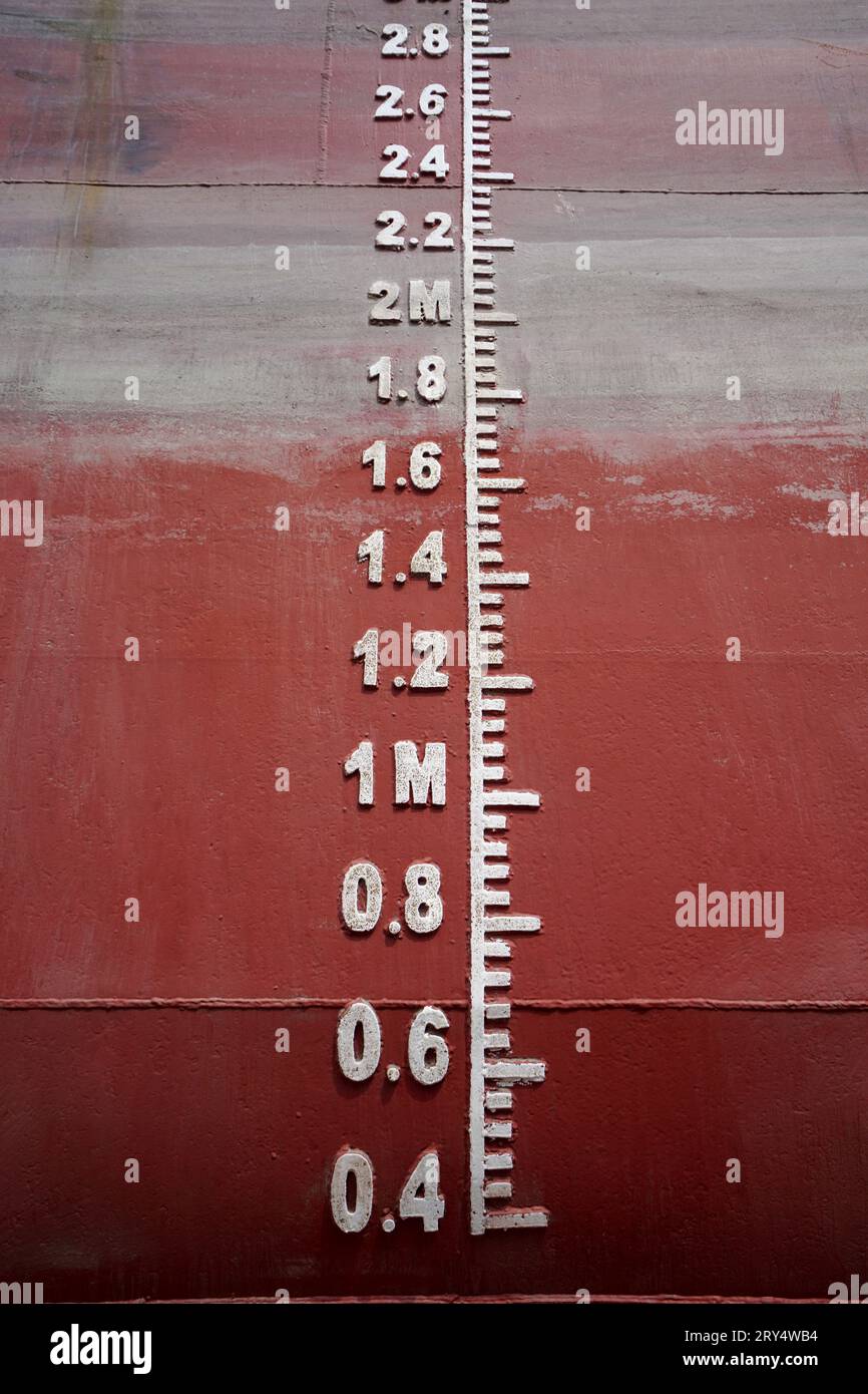 Ship load lines hi-res stock photography and images - Alamy