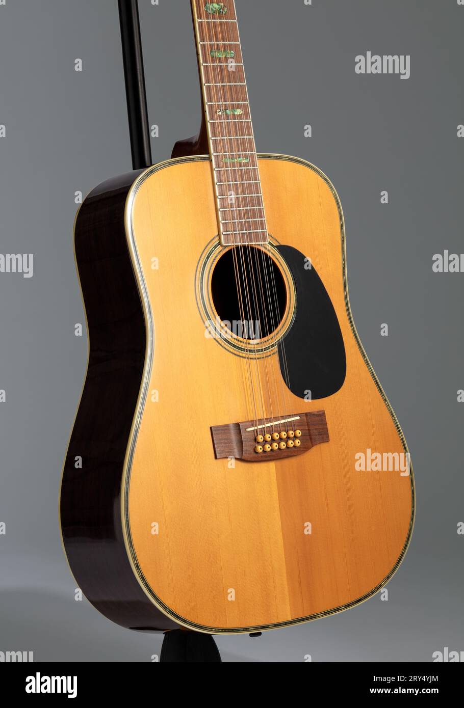 12 string acoustic guitar hi-res stock photography and images - Alamy