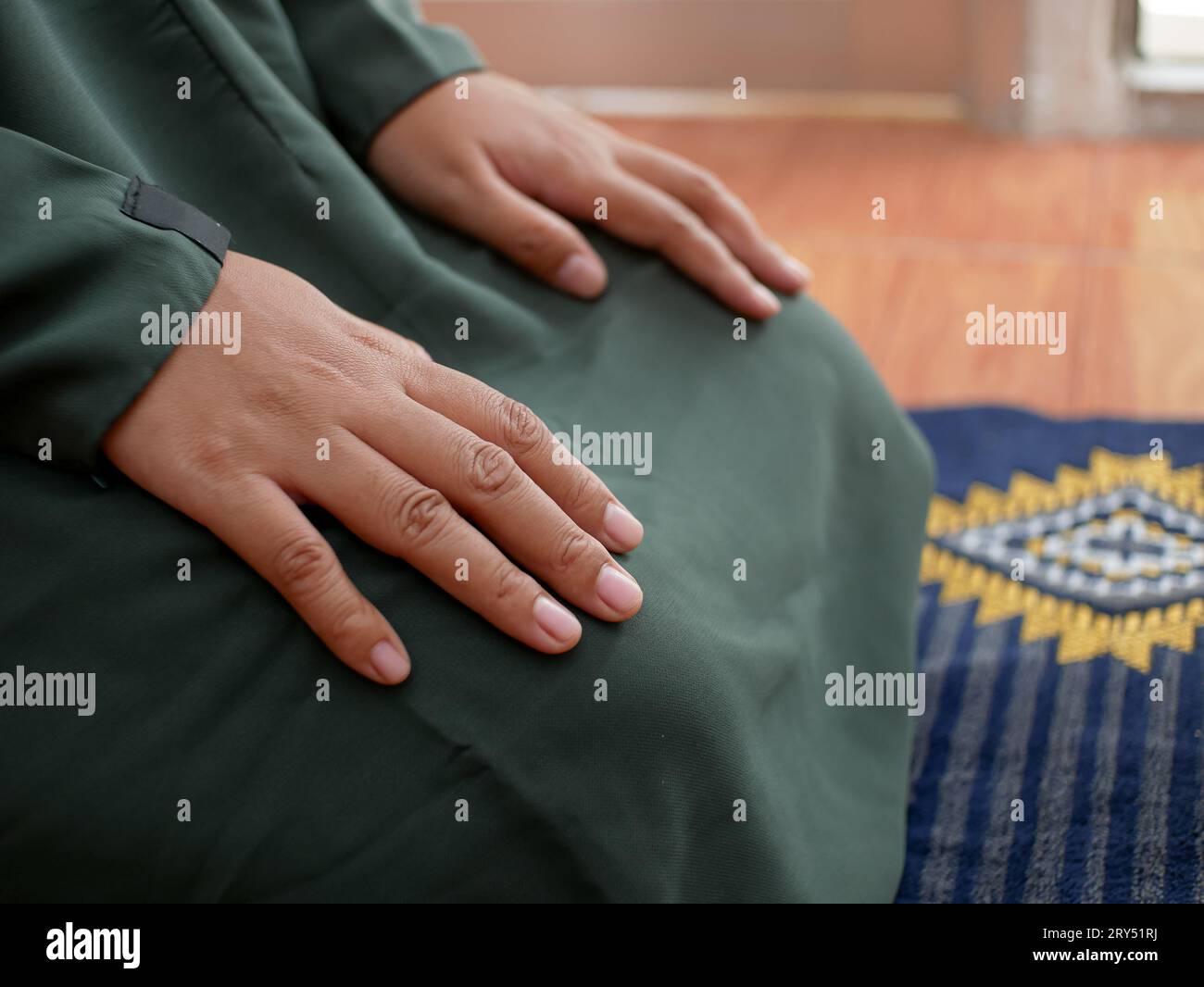 Side view of Muslim women sitting praying Stock Photo - Alamy