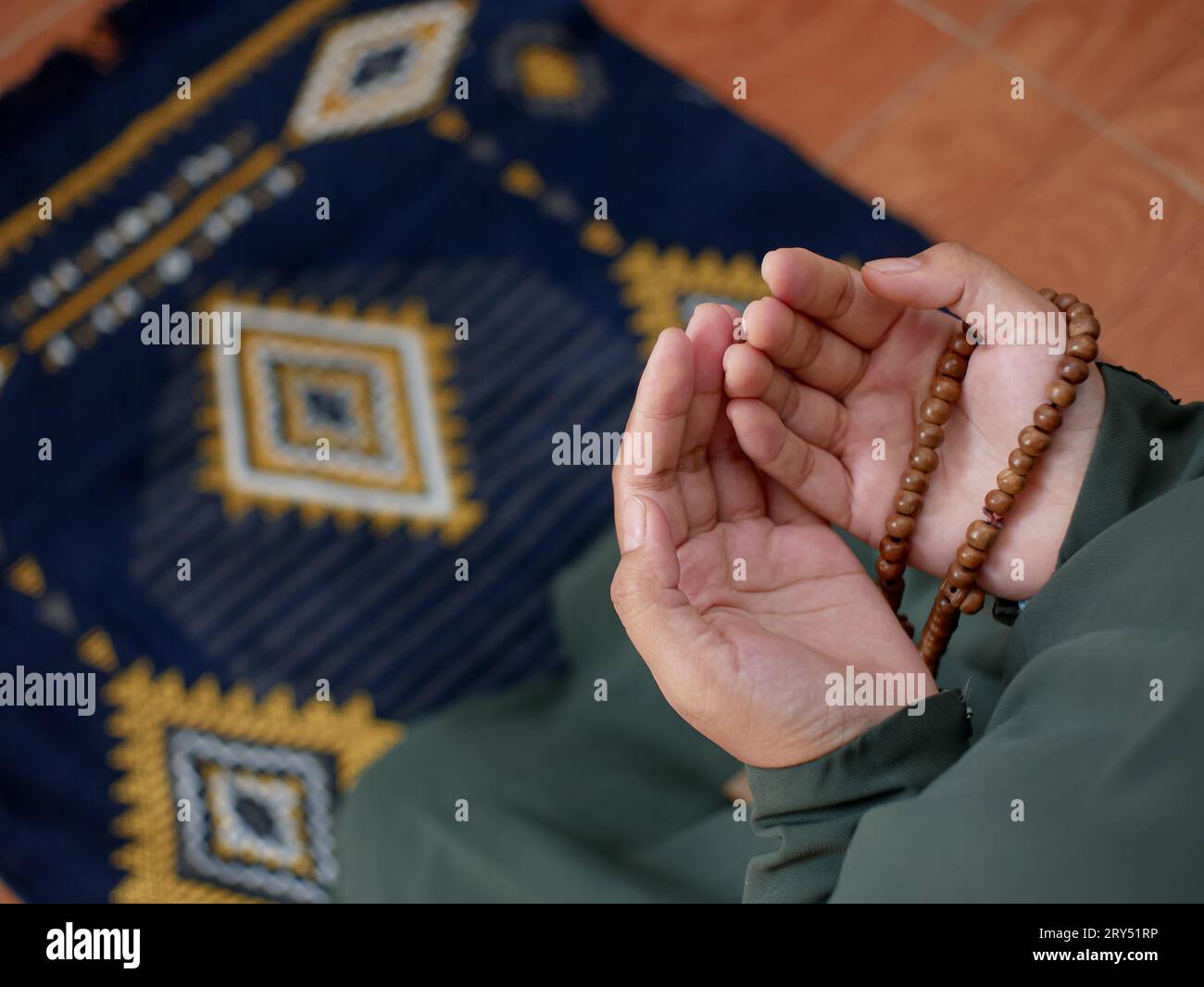 close up of female muslim hands praying Stock Photo - Alamy