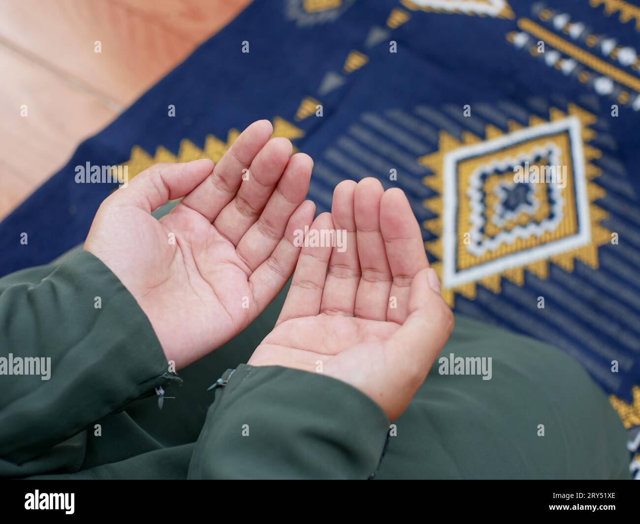 close up of female muslim hands praying Stock Photo - Alamy