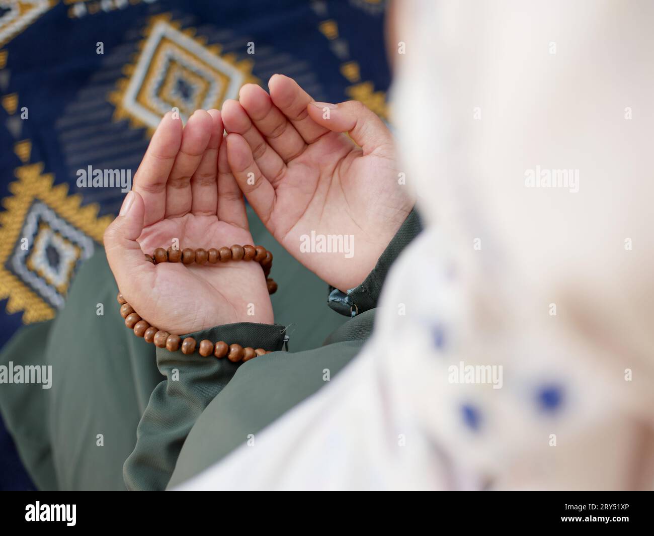 close up of female muslim hands praying Stock Photo - Alamy