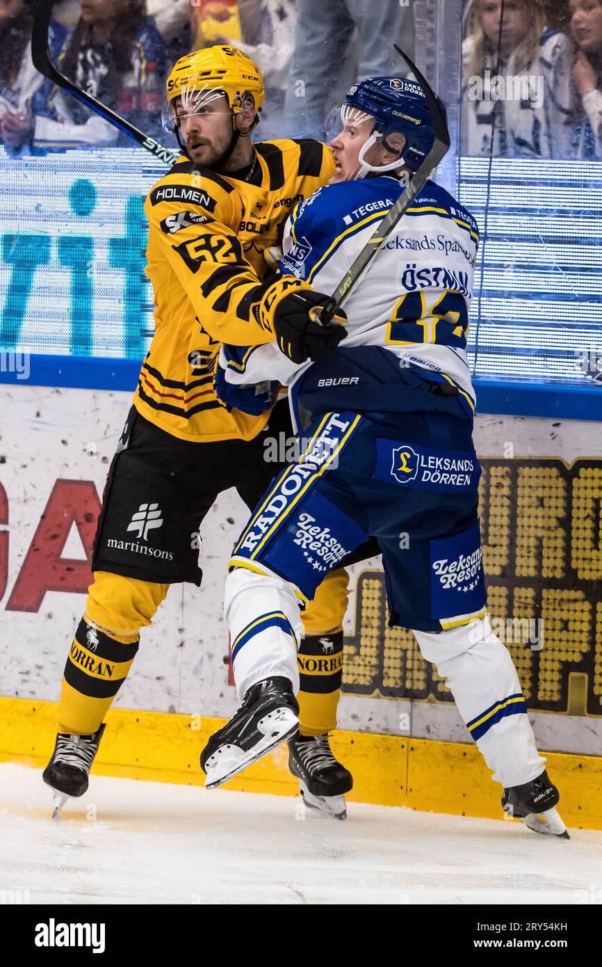 230928 Skellefteås Arvid Lundberg och Leksands Kalle Östman under ishockeymatchen i SHL mellan ...