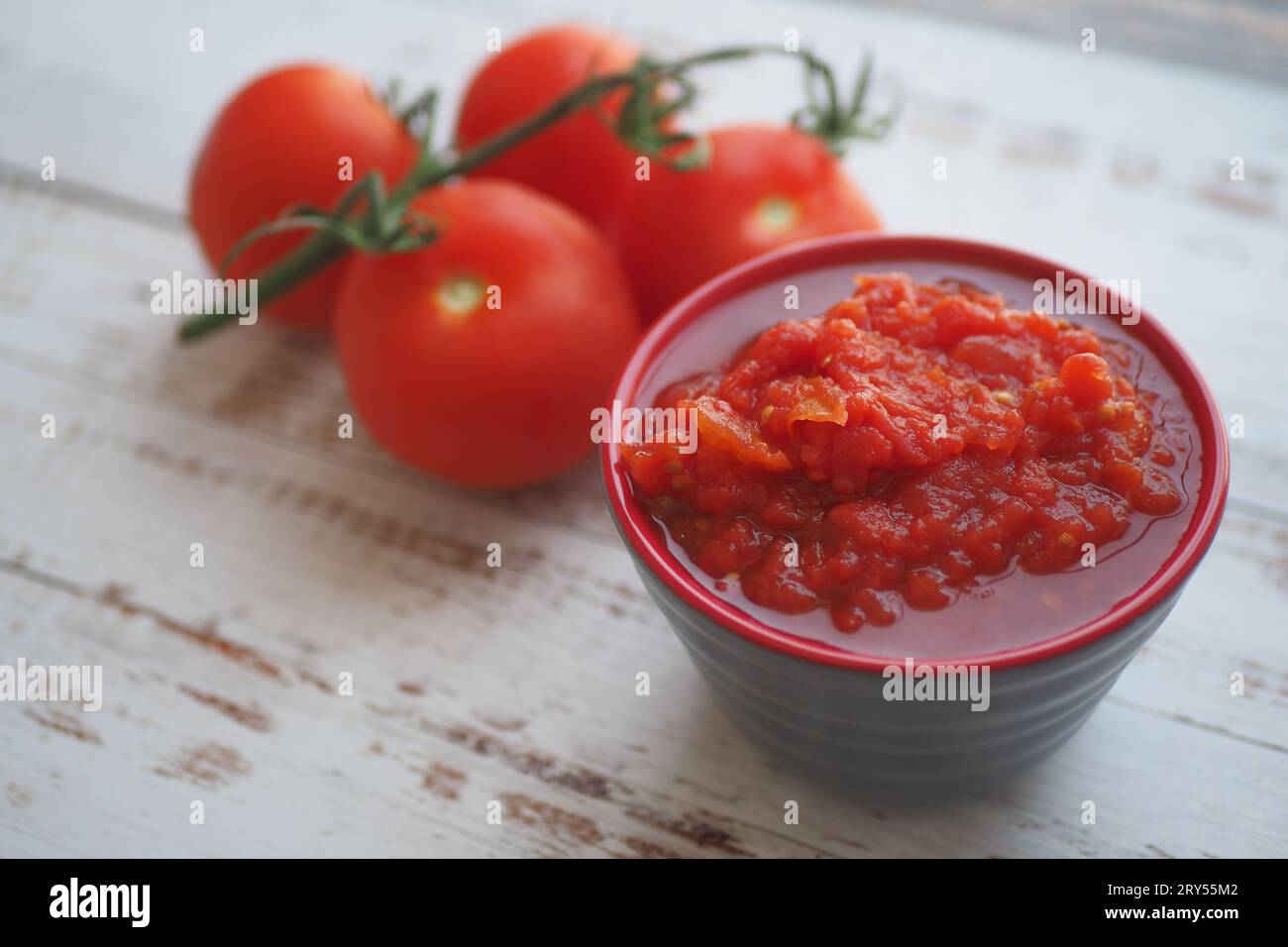 Tomato paste with ripe tomatoes Stock Photo - Alamy