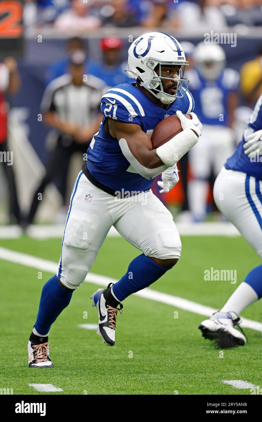 Indianapolis Colts running back Zack Moss (21) runs the ball during an ...