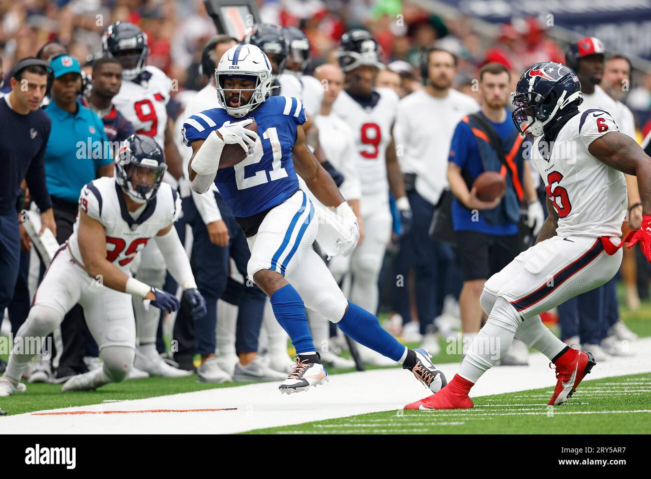 Indianapolis Colts running back Zack Moss (21) runs the ball during an ...