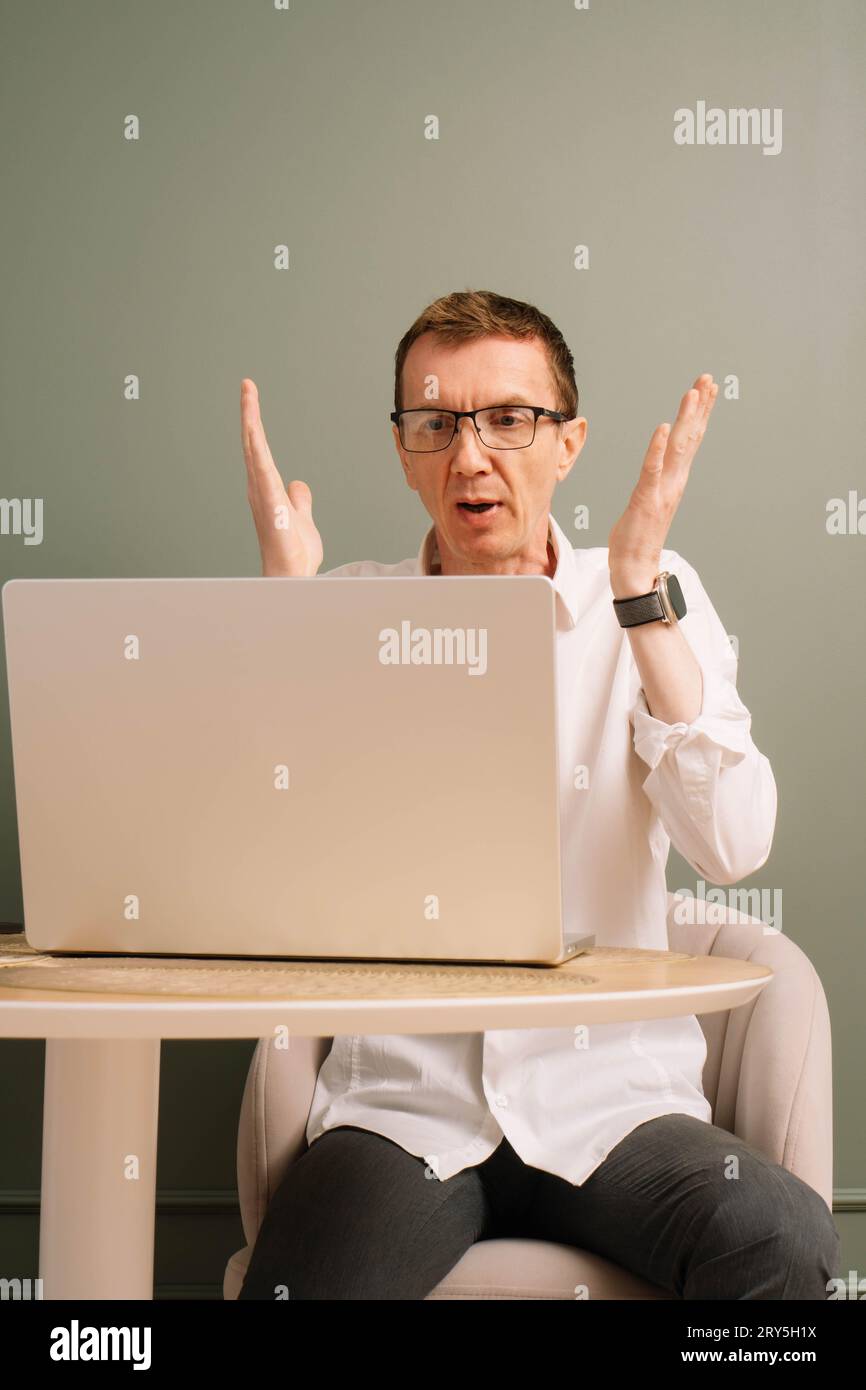 Bemused laptop hi-res stock photography and images - Alamy