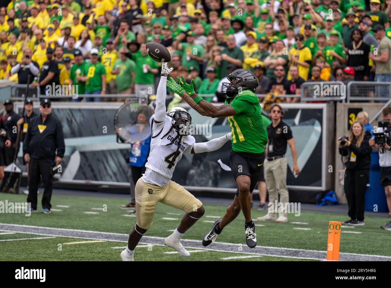 Oregon Ducks wide receiver Troy Franklin (11)) catches a touchdown pass ...
