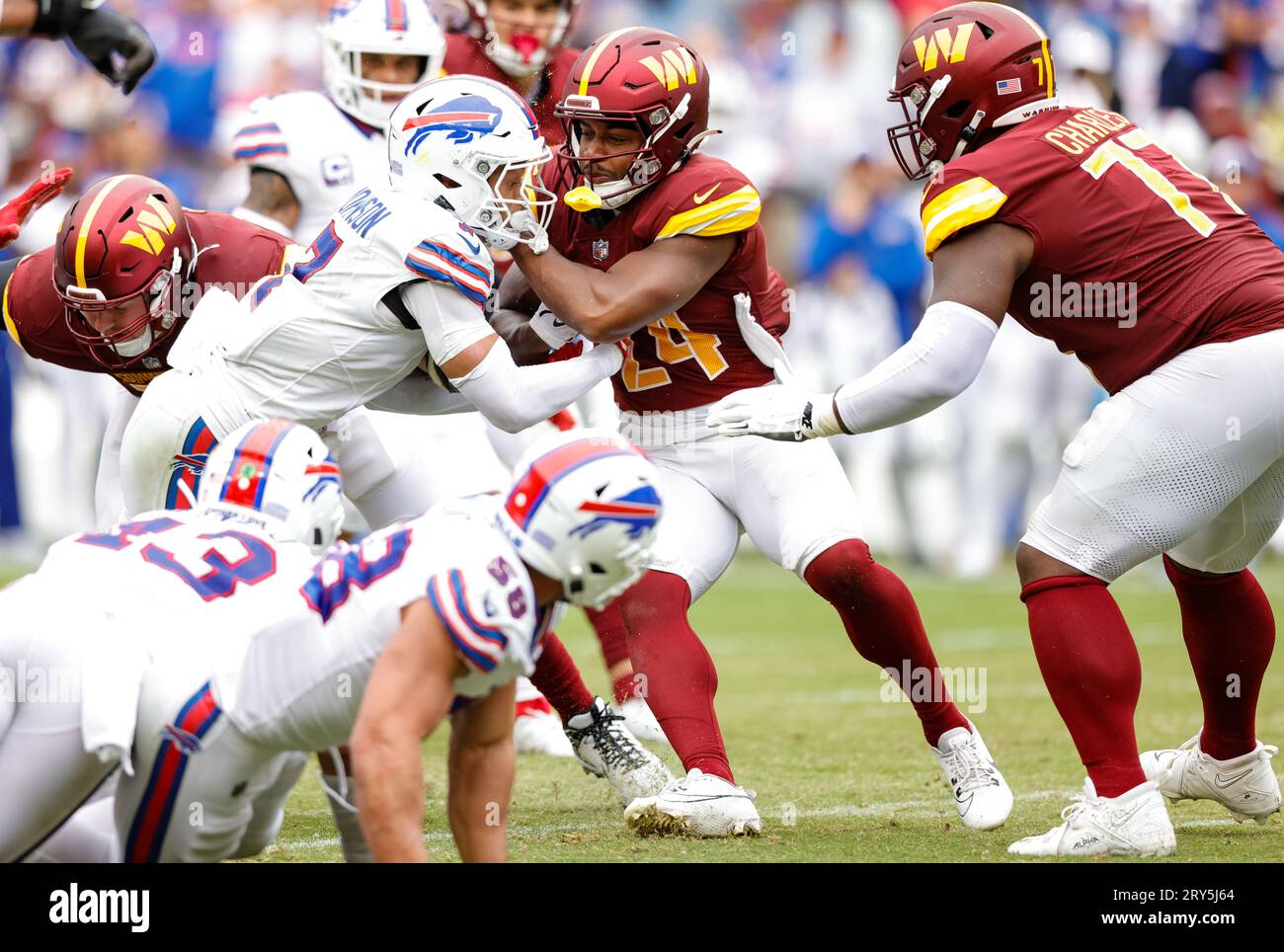 Washington Commanders running back Antonio Gibson (24) with the carry ...