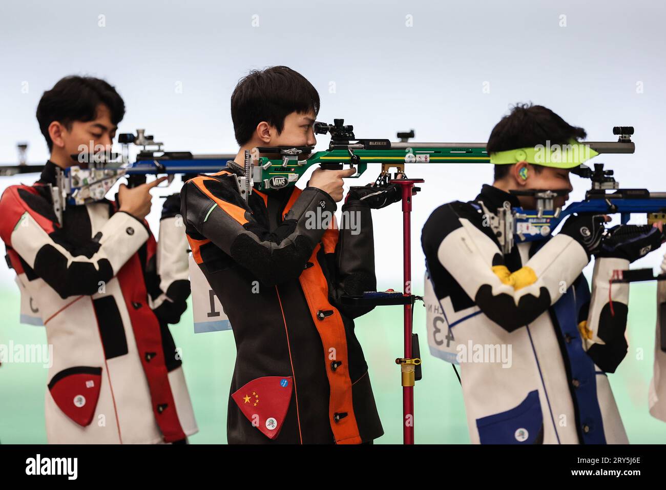 Hangzhou, China's Zhejiang Province. 29th Sep, 2023. Du Linshu (C) of ...