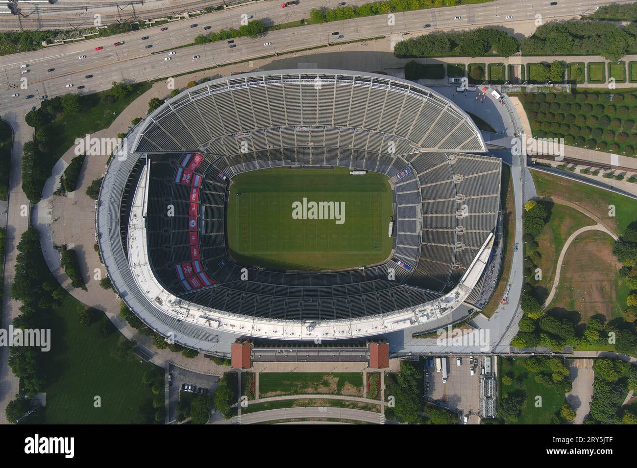 Soldier field stadium view chicago hi-res stock photography and images ...