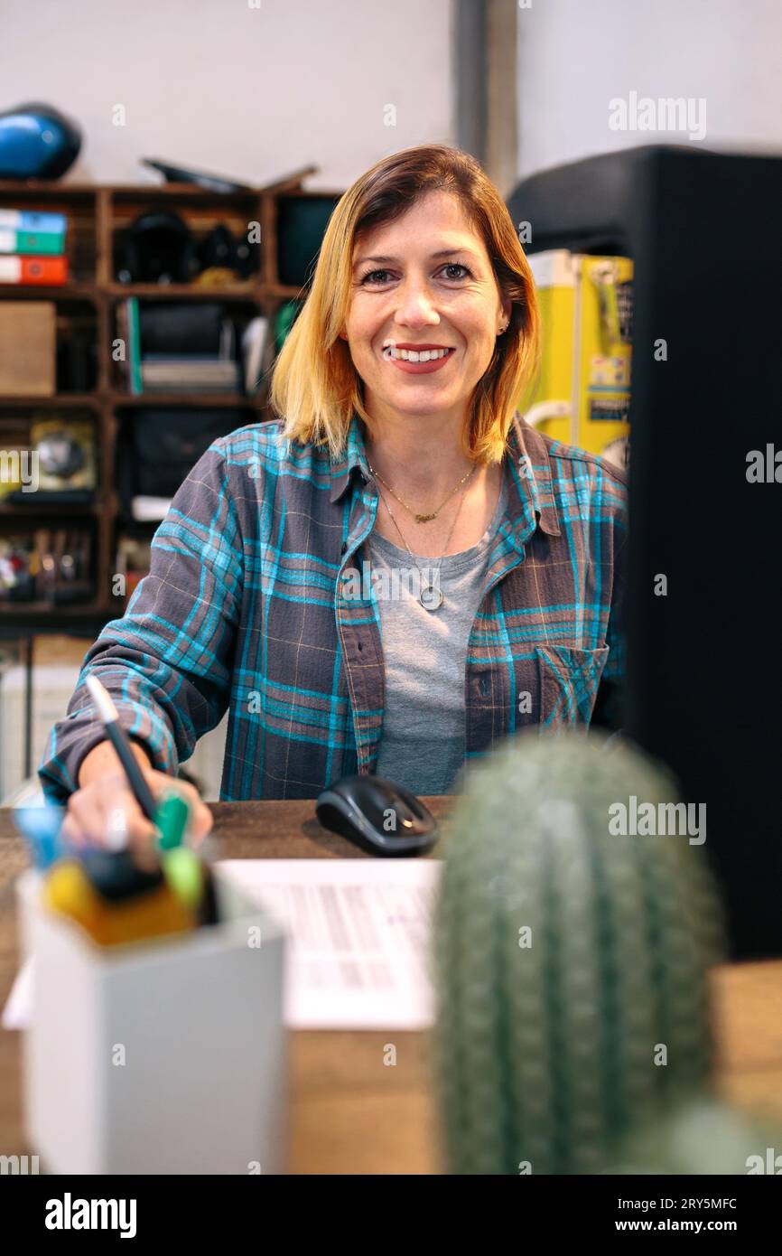 Order forms hi-res stock photography and images - Alamy