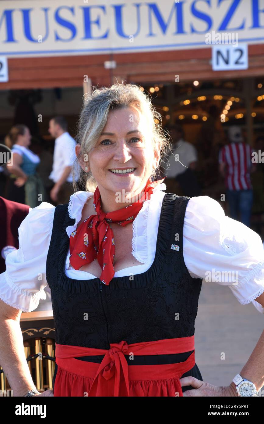 Karin Engelhard Saengerin vor Museumszelt Muenchen 28.09.23 Oktoberfest ...