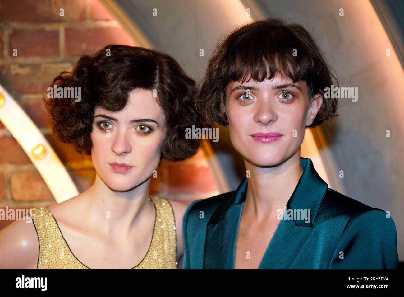 Liv Lisa Fries mit ihrer Wachsfigur bei der Eröffnung des neuen Babylon Berlin -Bereichs im ...