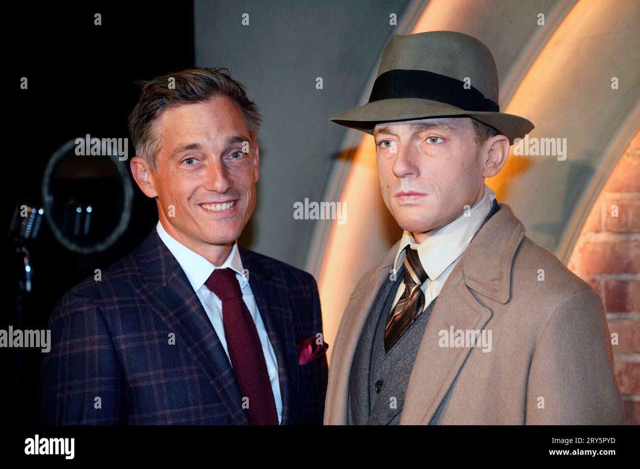 Volker Bruch mit seiner Wachsfigur bei der Eröffnung des neuen Babylon ...