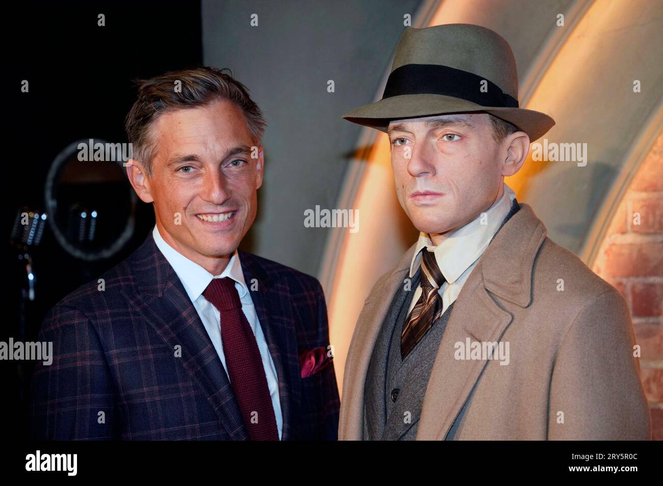 Volker Bruch mit seiner Wachsfigur bei der Eröffnung des neuen Babylon ...