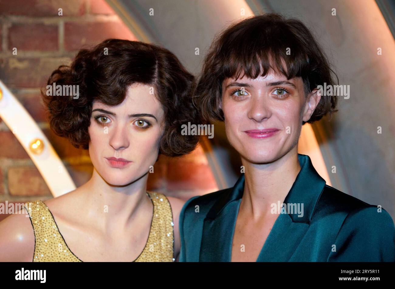 Liv Lisa Fries mit ihrer Wachsfigur bei der Eröffnung des neuen Babylon ...