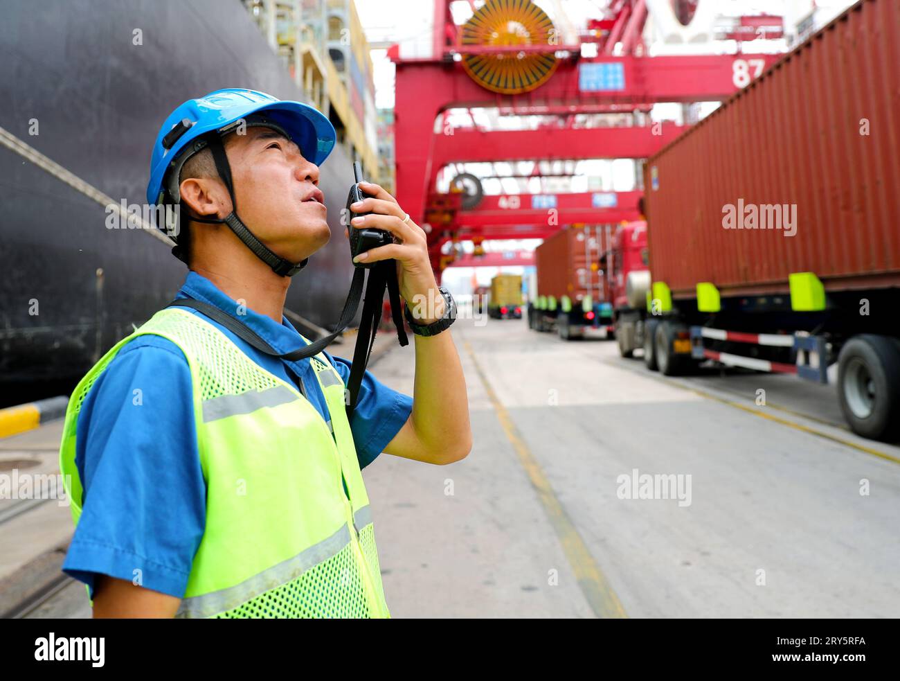 QINGDAO, CHINA - SEPTEMBER 29, 2023 - A dockworker dispatches a cargo ...