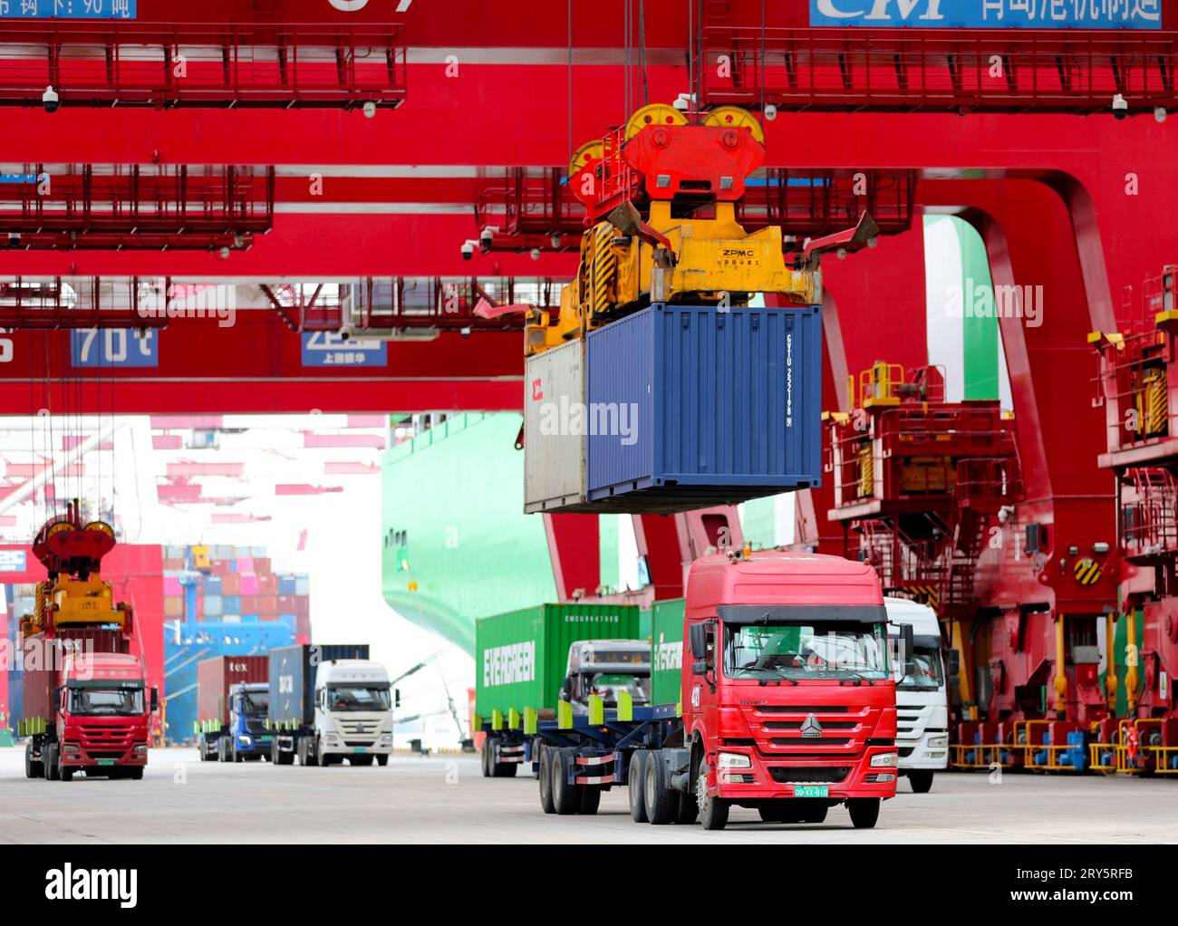 QINGDAO, CHINA - SEPTEMBER 29, 2023 - A 24,000 TEU cargo ship is loaded ...