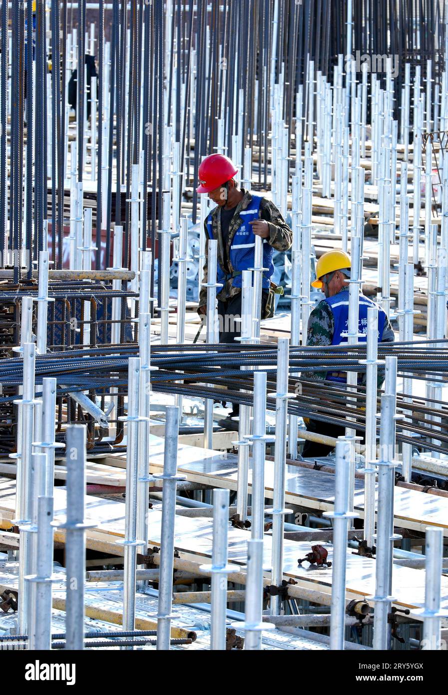 ZHANGYE, CHINA - SEPTEMBER 29, 2023 - Engineers and technicians test ...
