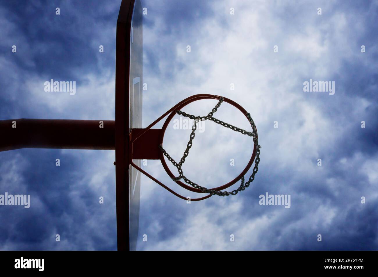 Silhouette of basketball hoop hi-res stock photography and images - Alamy