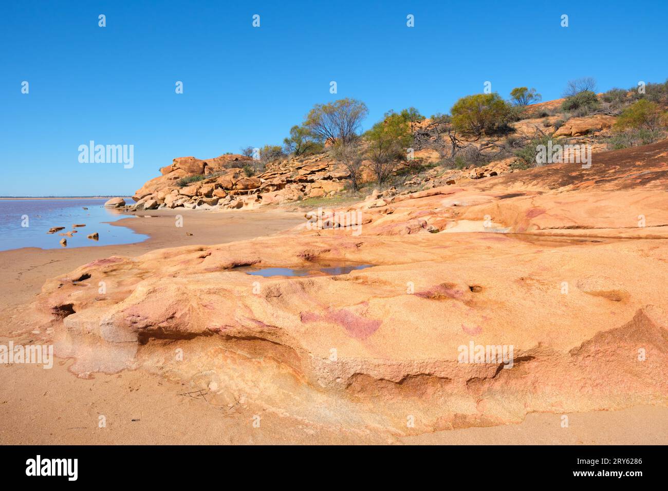 The granite rock formations of Eaglestone Rock next to Lake Brown in ...