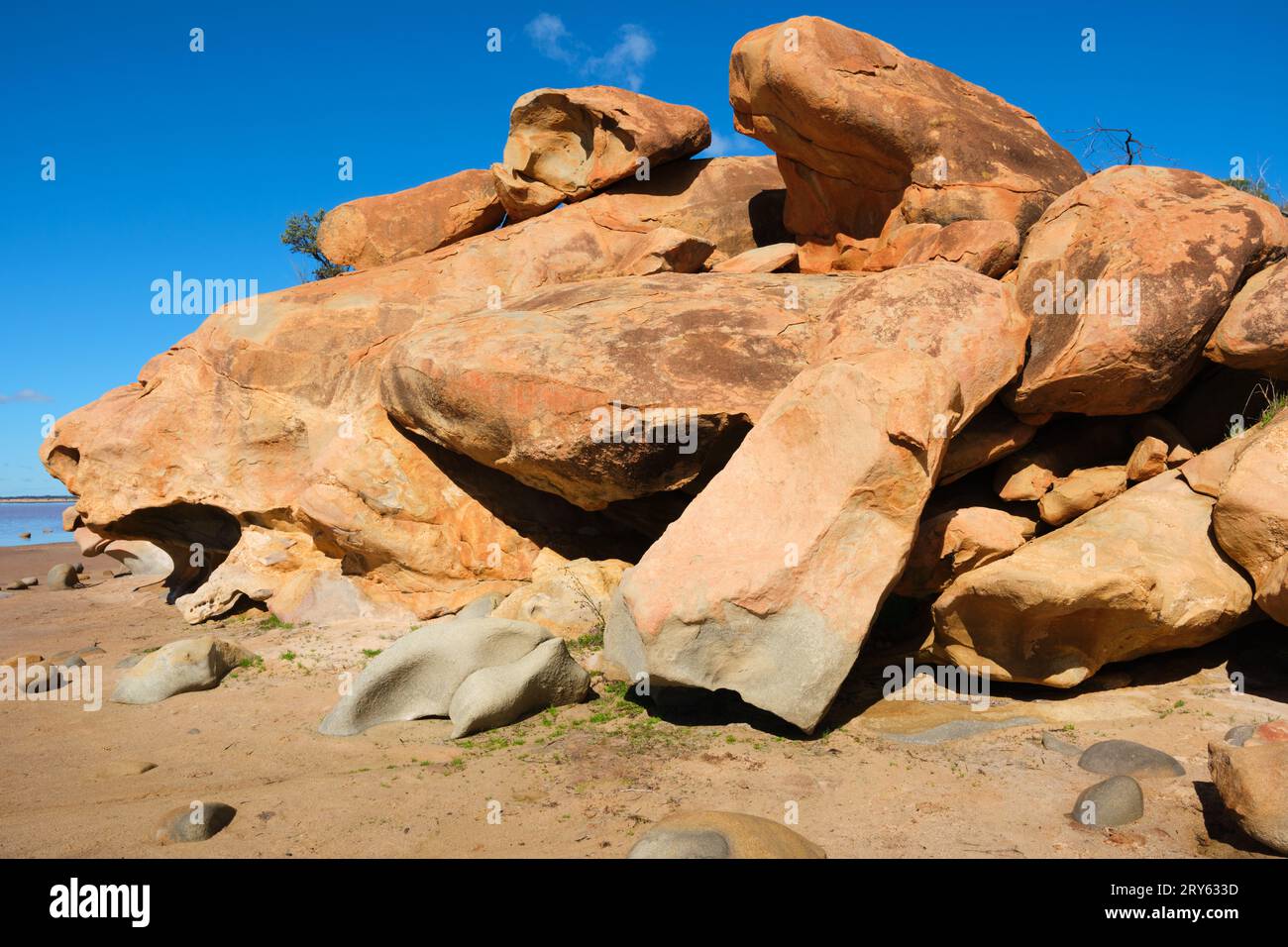 The granite rock formations of Eaglestone Rock next to Lake Brown in ...