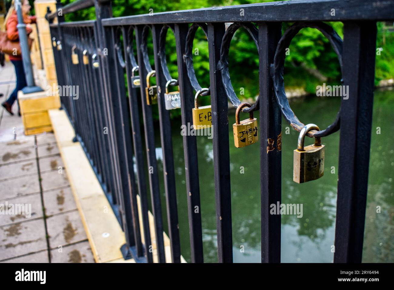 Bridge couple birds hi-res stock photography and images - Alamy