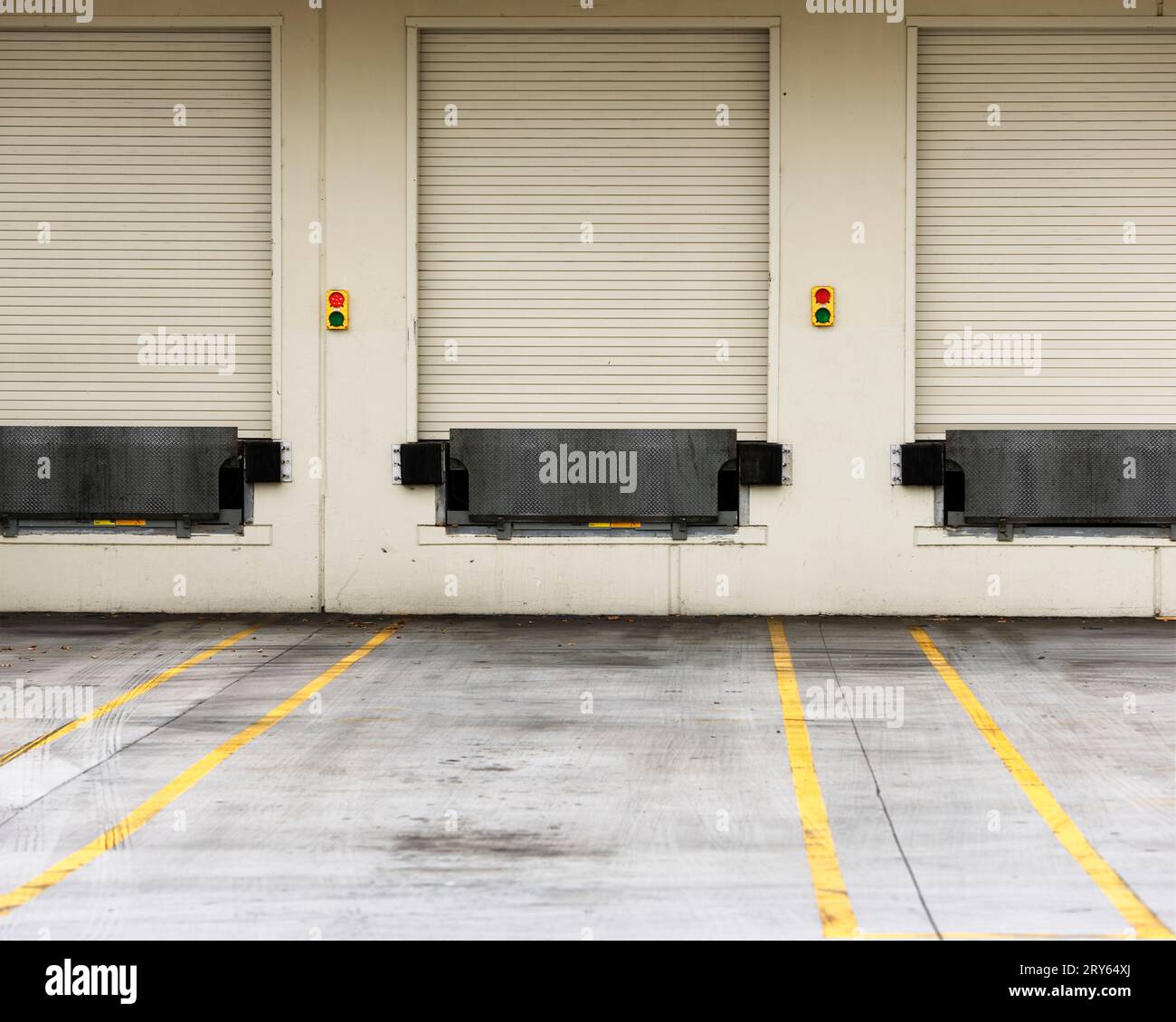 Empty delivery truck loading dock, California Stock Photo - Alamy