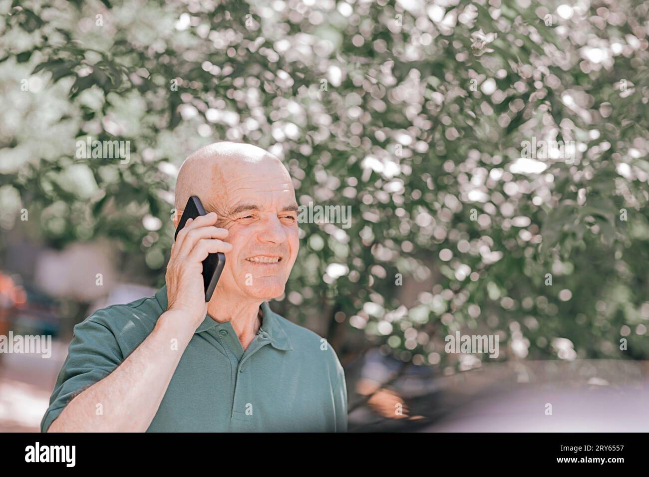 Phone call person hi-res stock photography and images - Alamy
