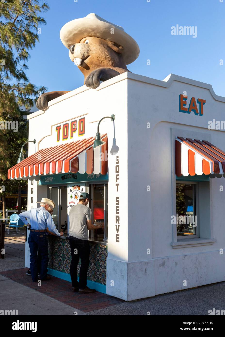 Roadside food stand with giant gopher on top Stock Photo - Alamy