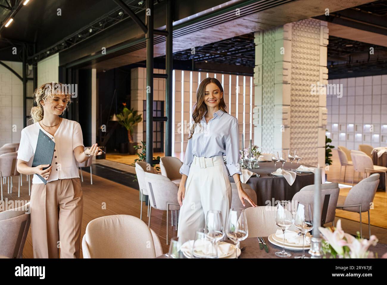 event manager with clipboard showing table with banquet setting to ...