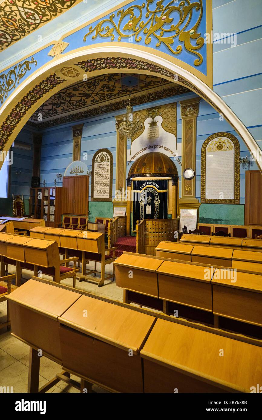 Synagogue interior congregation hi-res stock photography and images - Alamy