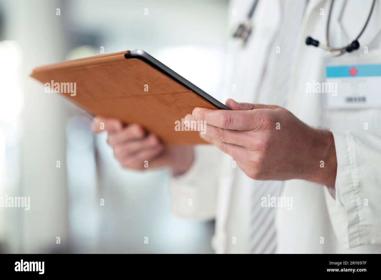 Doctor reading medical charts hi-res stock photography and images - Alamy