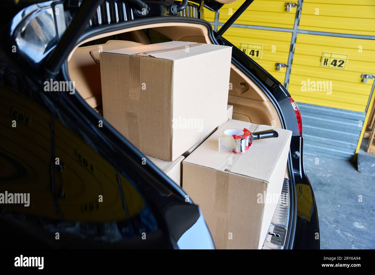 Car packed with boxes hi-res stock photography and images - Alamy