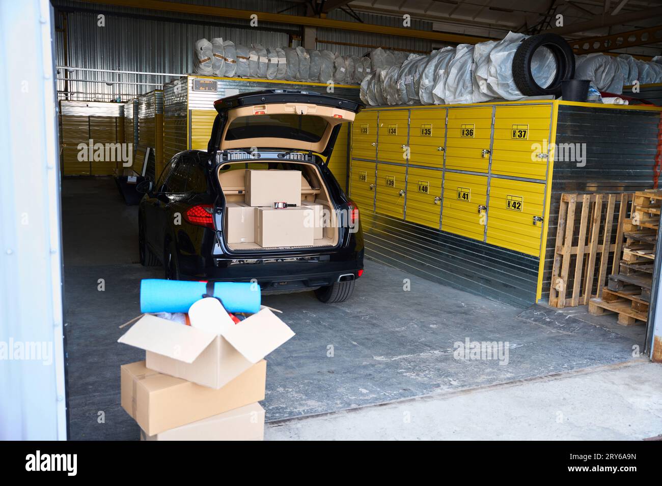 Pickup truck with boxes hi-res stock photography and images - Alamy