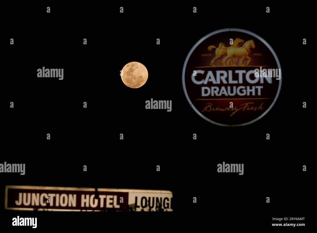 Carlton draught sign hi-res stock photography and images - Alamy