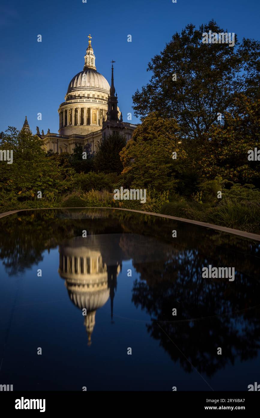 Reflection garden hi-res stock photography and images - Alamy