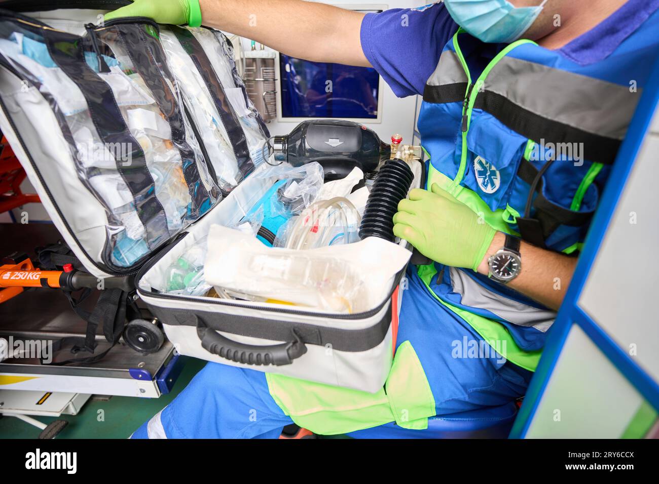 Paramedic male set medical hi-res stock photography and images - Alamy